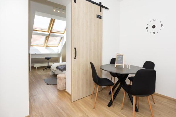 Sunny Apartment With Balcony & View, Prague - Praga