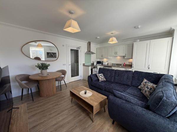 Modern Ideally Positioned 2 Bedroom Apartment - Nairn