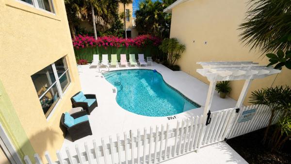 2 Bedroom Tropical Beach Getaway A - Cocoa Beach, FL