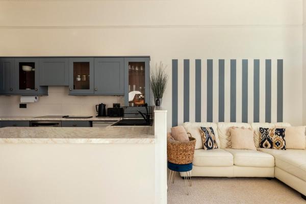 Sea View Grade 1 Listed, Free Parking Fast Wi-fi, - Oddicombe Beach