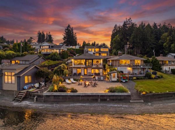 Luxury Waterfront Home Walk To Downtown Gig Harbor - Gig Harbor, WA