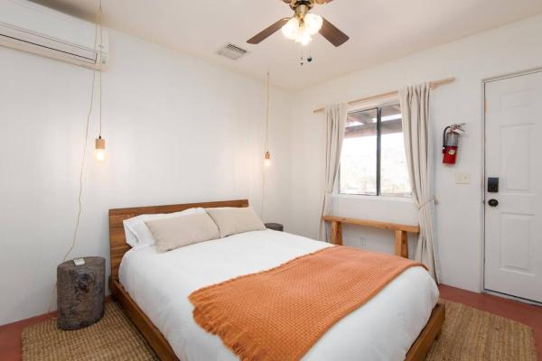 Desert Lily - Room 1 With Shared Pool Access - California