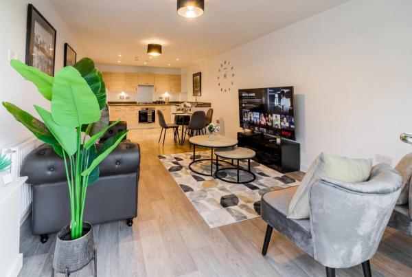 2-bed Chatham Maritime Flat, Parking & Wine Cooler - Gillingham