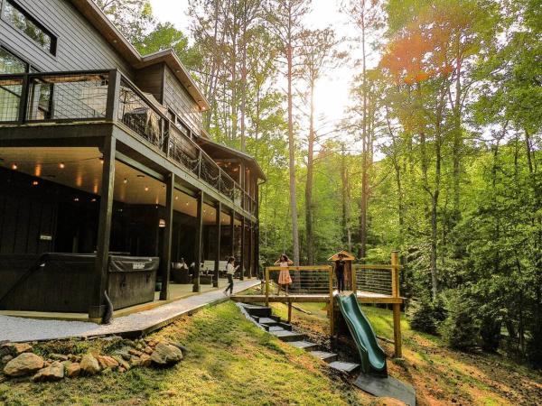 Creekside Cabin, 2 Masters, Bunkbed, Kid & Pet Friendly, Hottub, Zipline, Games, & Multiple Fireplaces - Ellijay, GA