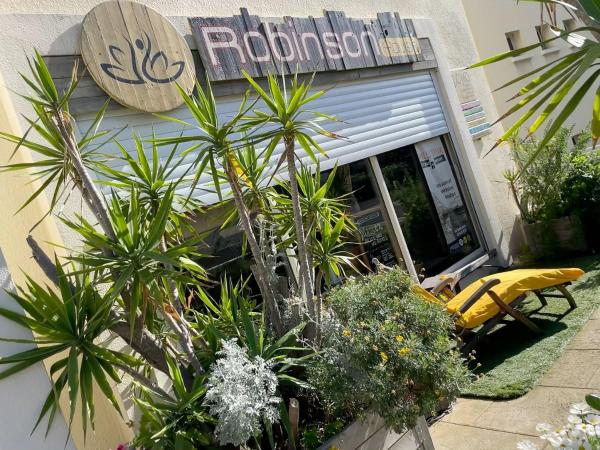 Robinson Guesthouse & Massages - 