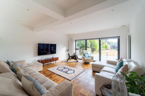 Extended Family Home With Parking Near Heathrow - Hayes