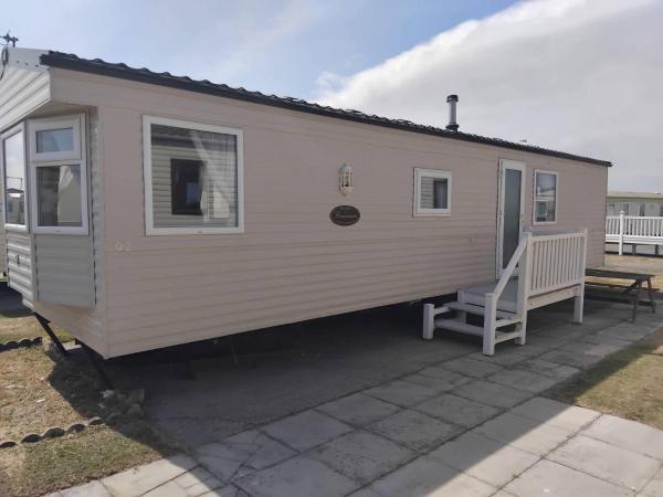 Caravan - Sleeps 6 - Parking - Towyn