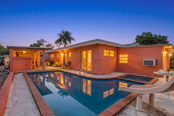 Miami Gardens Pool Retreat - Miami Gardens, FL