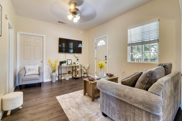 Sunny Hemet Escape W/ Covered Porch & Fire Pit - Hemet, CA