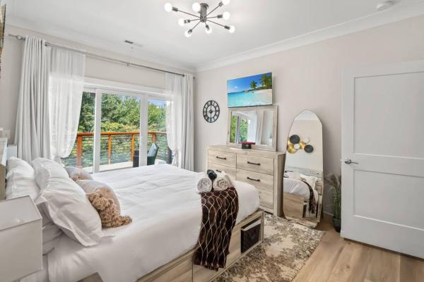Modern Uptown Retreat Hot Tub & Game Room - Charlotte