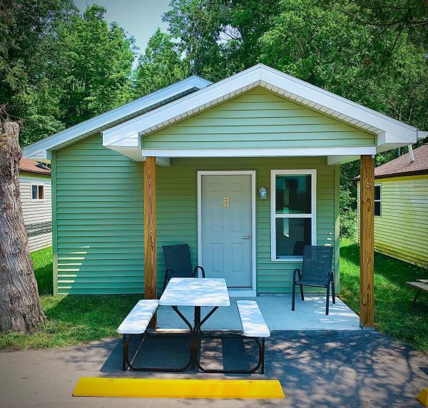 Benzonia Rustic Resort - Honor, MI