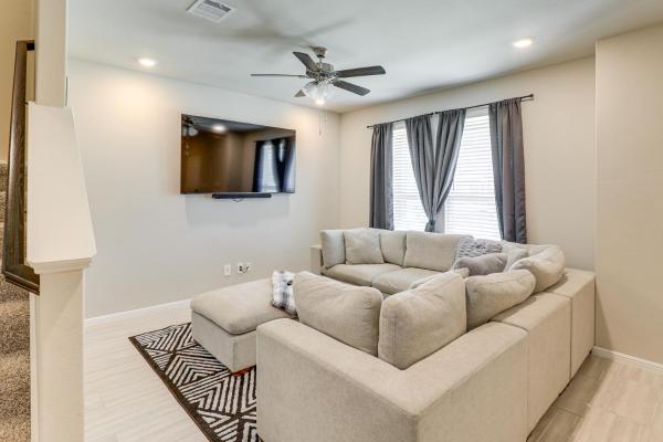 Family-friendly Fort Worth Home: Private Yard - Arlington, TX