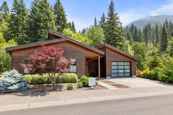 Mountain-view Retreat With Hot Tub & Waterfalls - Cascade Locks, OR