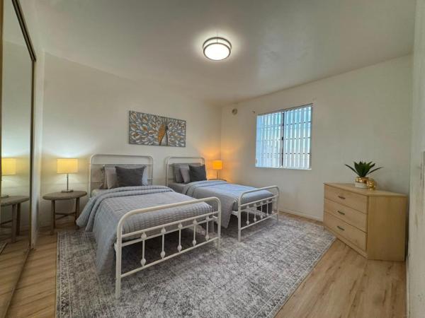 2 Bedroom Apt 5 Minutes From Rodeo Dr Walk To Restaurants And Markets - Beverly Hills, CA