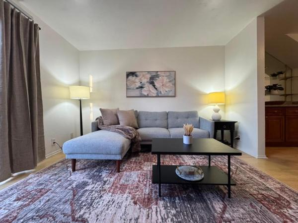 2 Bedroom Apt 5 Minutes From Rodeo Dr Walk To Restaurants And Markets - Inglewood, CA