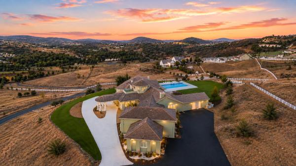 Murrieta Manor - Temecula 6-acre Estate, 50ft Pool, Spa, Theater & Mini Golf - Temecula, CA