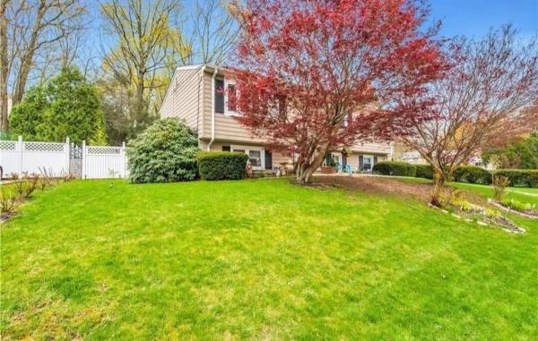 Beautiful Bunker Hill Home With Gym And Yard! - Bristol, CT