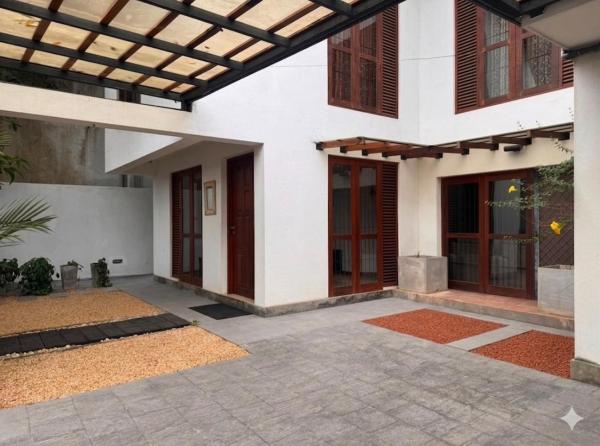 Peaceful 3-level Luxury Home With Private Parking - 