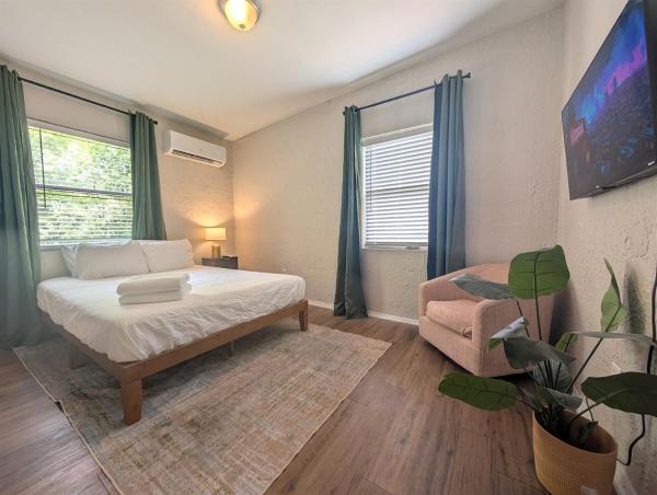 Northside Retreat Near Airport - Jacksonville