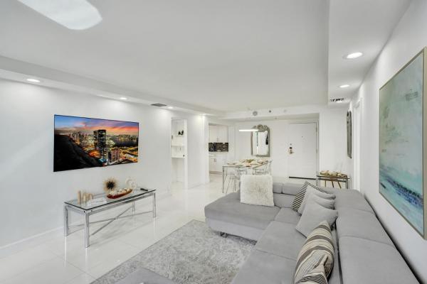 Amazing Ocean View Condo Beach Service 1111 - South Beach, FL