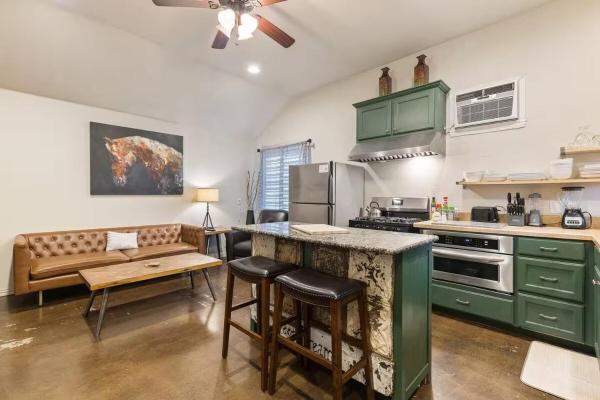 Fort Worth Getaway - Stylish Garage Apartment Near City Attractions - Eastwood Avenue – Fort Worth