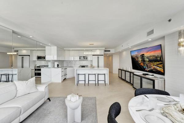 Beautiful Oceanfront 3bdr Condo 801 - Miami Beach, FL