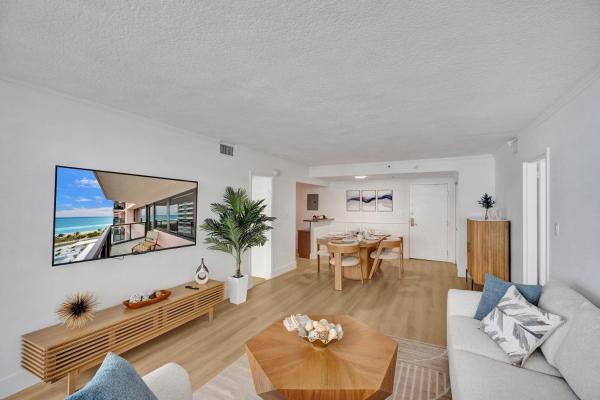 Chic 2-bedroom Condo With Beach Service & Gym / 1210 - Miami Beach, FL