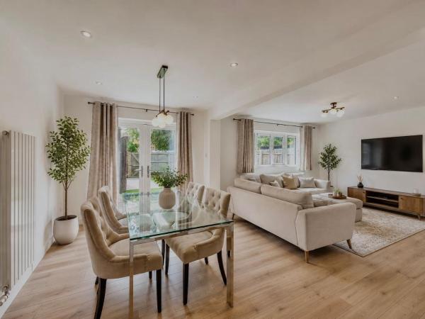 Stylish 3 Bedroom Home In Bedford Sleeps 6 Guests Comfortable, Entire House - Free Street Parking - Bedford