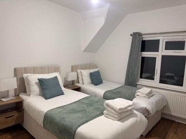 4 Bedrooms House With Driveway Parking Close To Town Centre - Aylesbury
