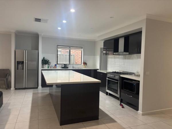 Spacious 4-bedroom House Near Cobblebank Station - Melton