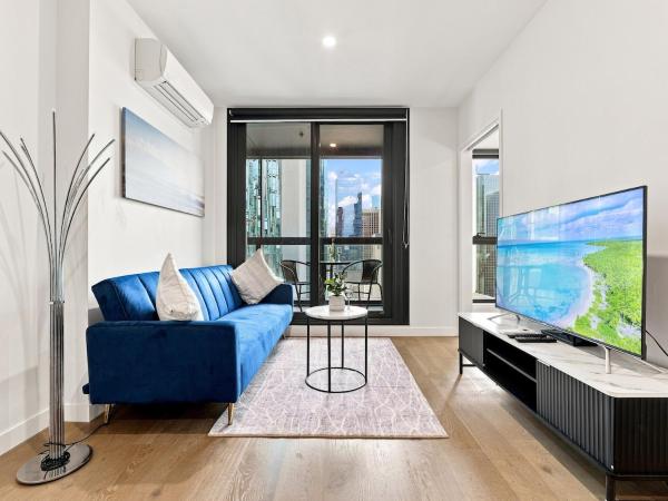 Modern 2br In Heart Of Cbd With Stunning Views & Gym - La Trobe University City Campus