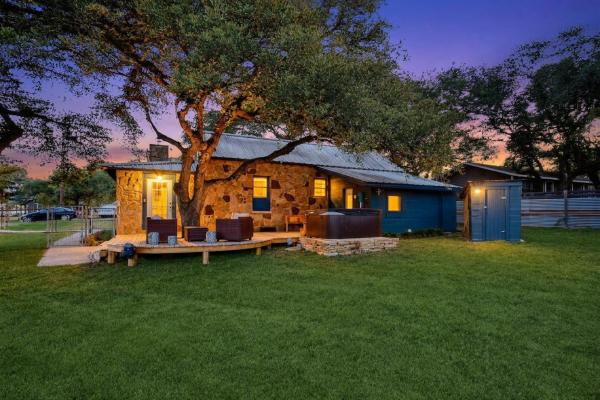 Blue Haus With Hot Tub, Shuffleboard, Ev Charger - Walk To Town & Wineries - Johnson City, TX