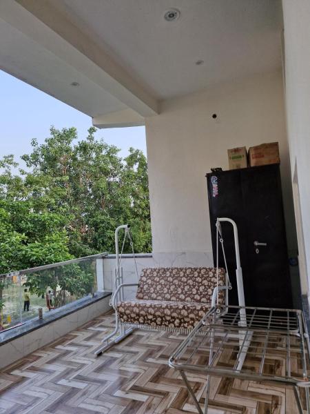 Cozy Balcony Room In Prime Vrindavan - Vrindavan