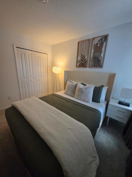Chic Modern Retreat Private Bedroom In Modern Home - Jacksonville, FL
