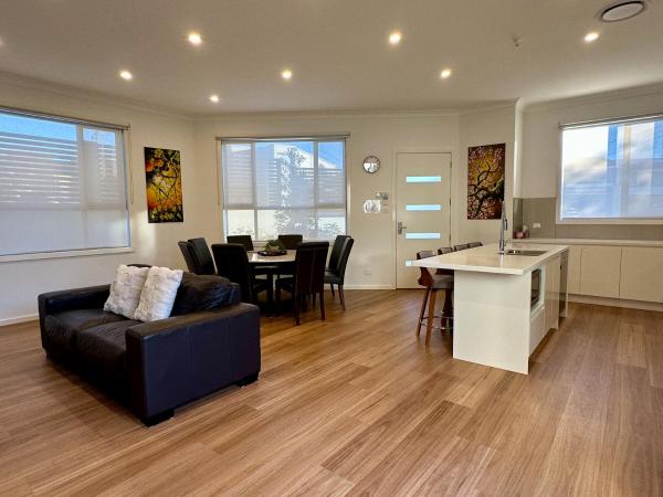 Designer 4-bed Coastal Home Walk To Beach & Shops - Randwick