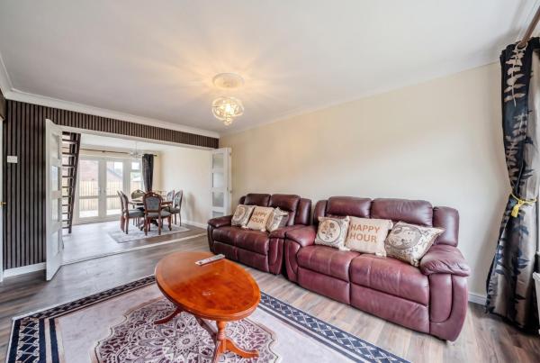 Detached Bungalow In Batley, Sleeps 5, Parking - Leeds