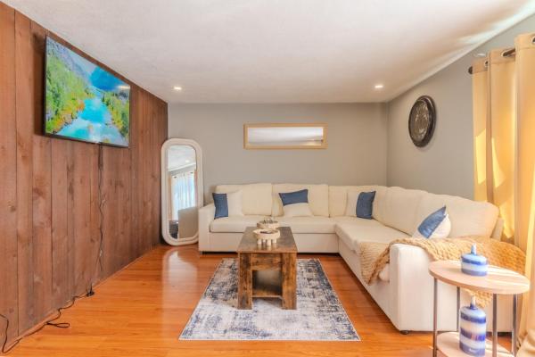 3 Bed 1 Bath With Free Parking Near Tufts University - Medford, MA