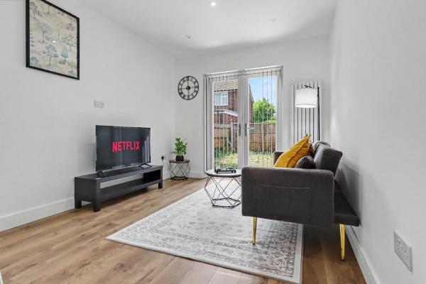 Free Parking 2 Br Heathrow Lhr Terminals - Staines-upon-Thames