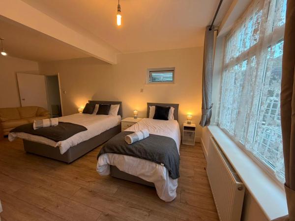 Ashford Luxury 4-bed Apartment - Staines-upon-Thames