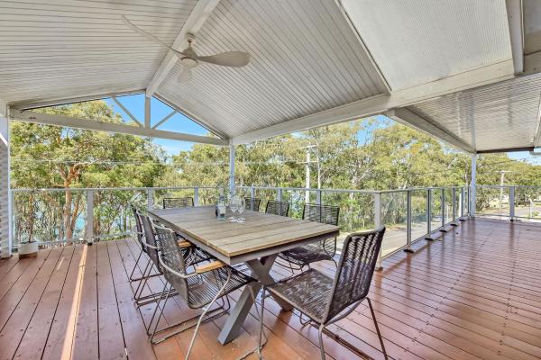 Upper Deck On Dobell - Newcastle