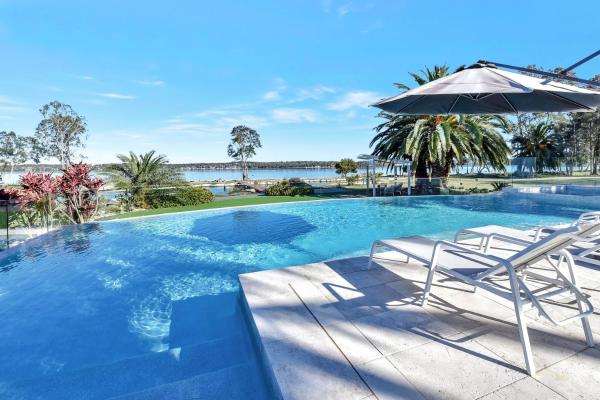 Lake Palm Resort Luxury Retreat Absolute Waterfront On 3 Acres At Lake Macquarie. - Watagans National Park