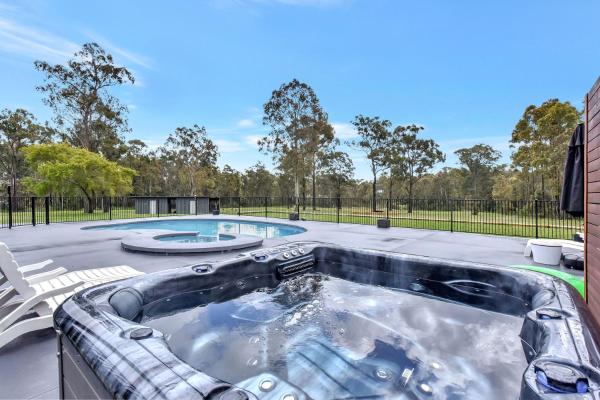 Kitchener Country Estate With Pool Hot Tub On Private Acres That Sleeps Up To 18 - New South Wales