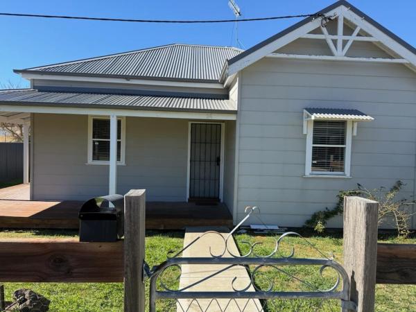 Country Getaway In The Centre Of Town, Front - Millthorpe