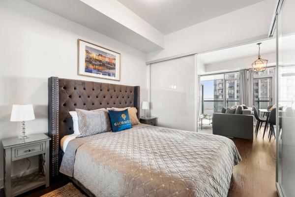 1 Bedroom & Den Condo Lake View In Toronto - Toronto, ON
