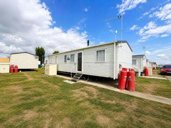 Cosy 10 Berth Caravan For Hire At Seawick Holiday Park In Essex Ref 27219sw - Clacton-on-Sea