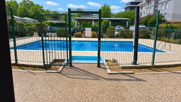Urban Escape - Piscine & Terrasse Intime à 3 Min Du Parc Des Coquibus - Proche Orly - Évry