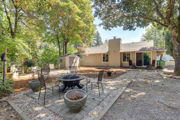 Peace & Serenity In Gresham! Sleek Home W/ Yard - Gresham, OR