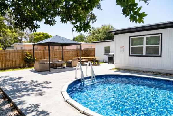 Sunny Haven House - Heated Pool Home Sleeps 10 Near Busch Gardens, Tampa - Tampa, FL