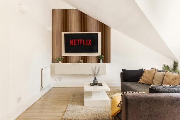 Top Floor Luxury 1br Pent With Private Balcony - Bromley