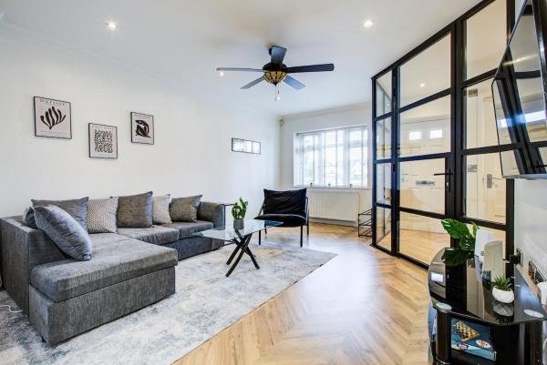 Stylish 3br 2ba Modern Retreat Sleeps 7 - Watford